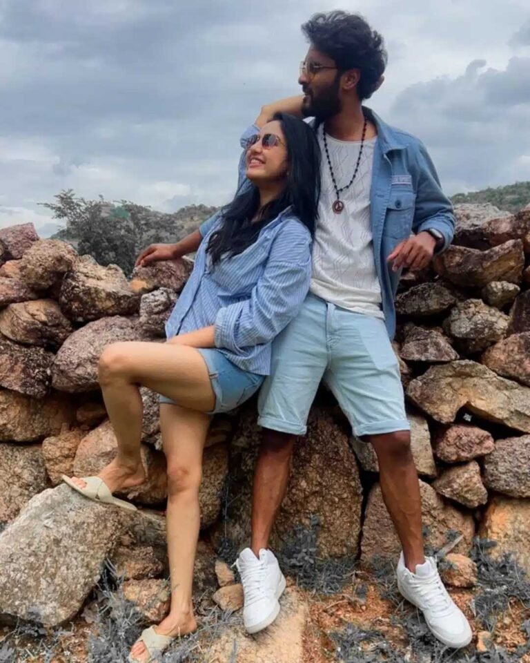 காதலனுடன் அரைக்குறை ஆடையில் ரொமான்ஸ்.. மேல திறந்துவிட்ட பவானி ரெட்டி ...