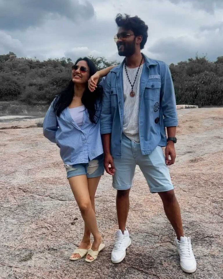 காதலனுடன் அரைக்குறை ஆடையில் ரொமான்ஸ்.. மேல திறந்துவிட்ட பவானி ரெட்டி ...